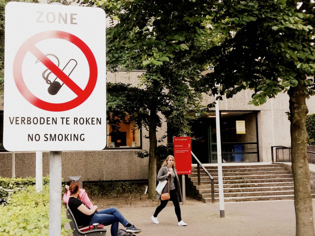 Anti-rookzones uitgebreid, maar de roker ziet het niet - Vox magazine