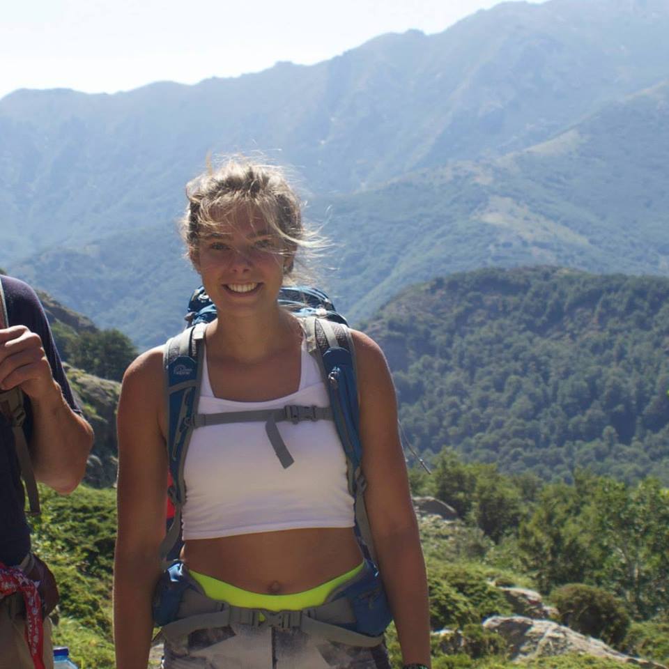 Pleun hangt aan een paard voor Expeditie Robinson - Vox magazine