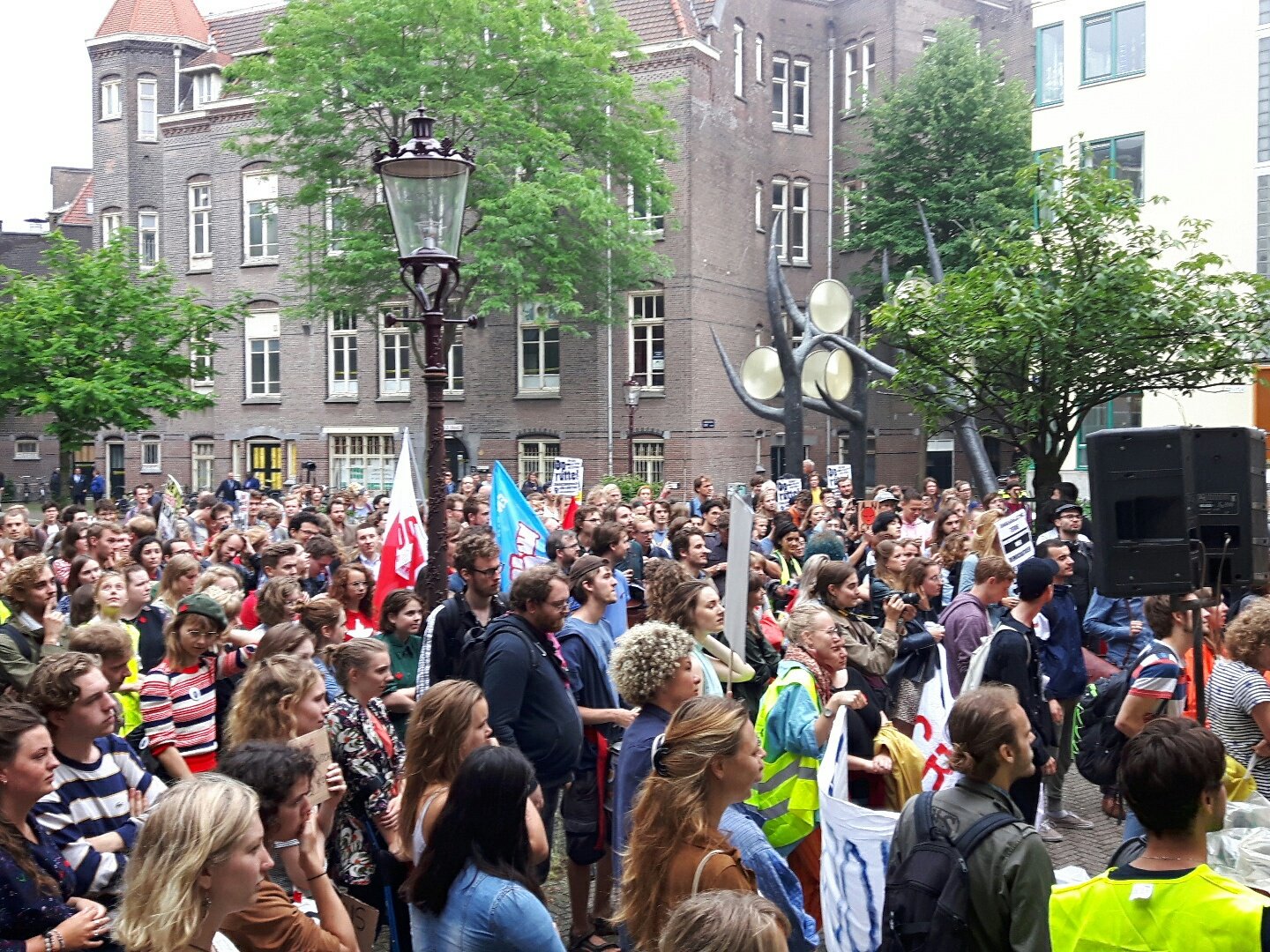 Protesteren tegen bezuinigingen? 'Nee, ik moet werken' - Vox magazine