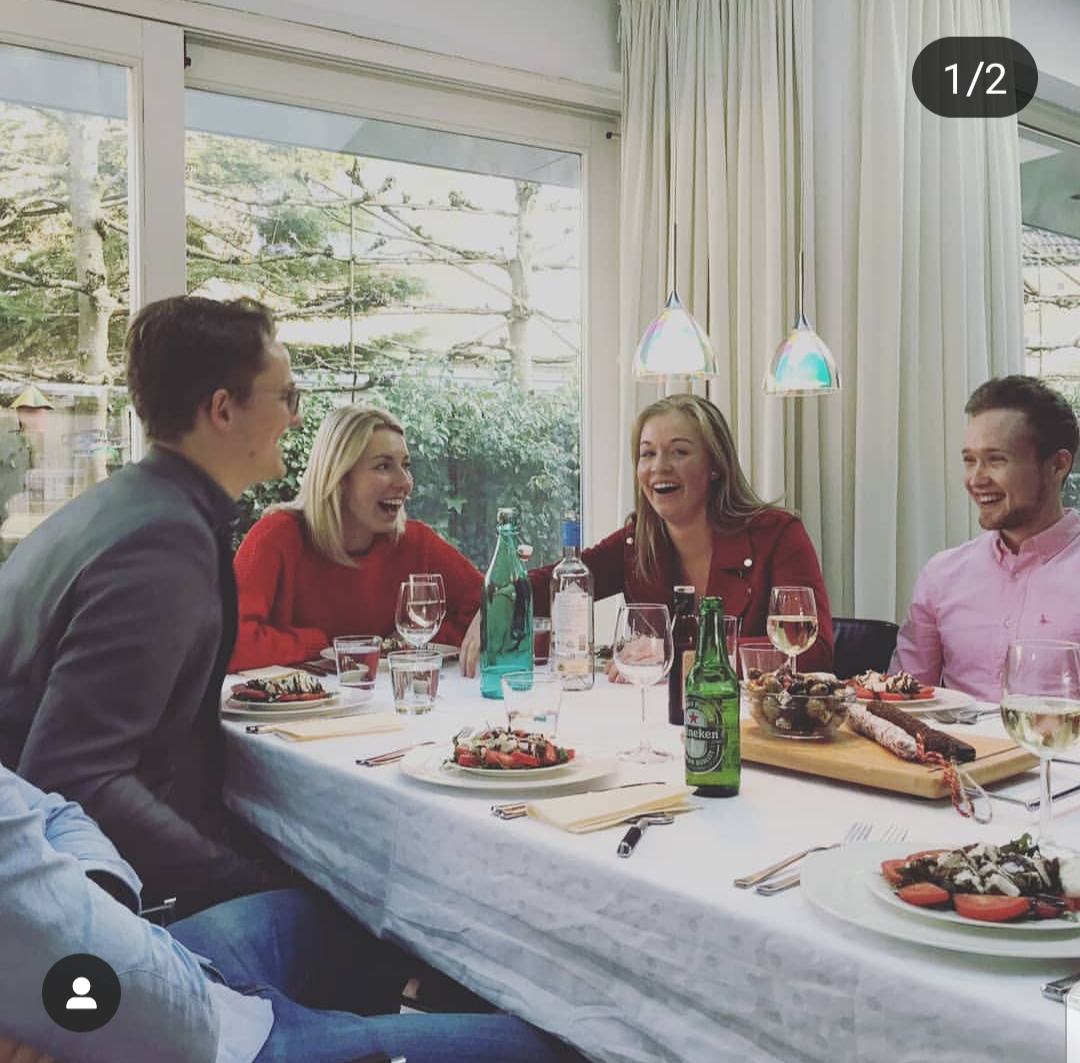 Intro friends (2): Funs en Emma - Vox magazine