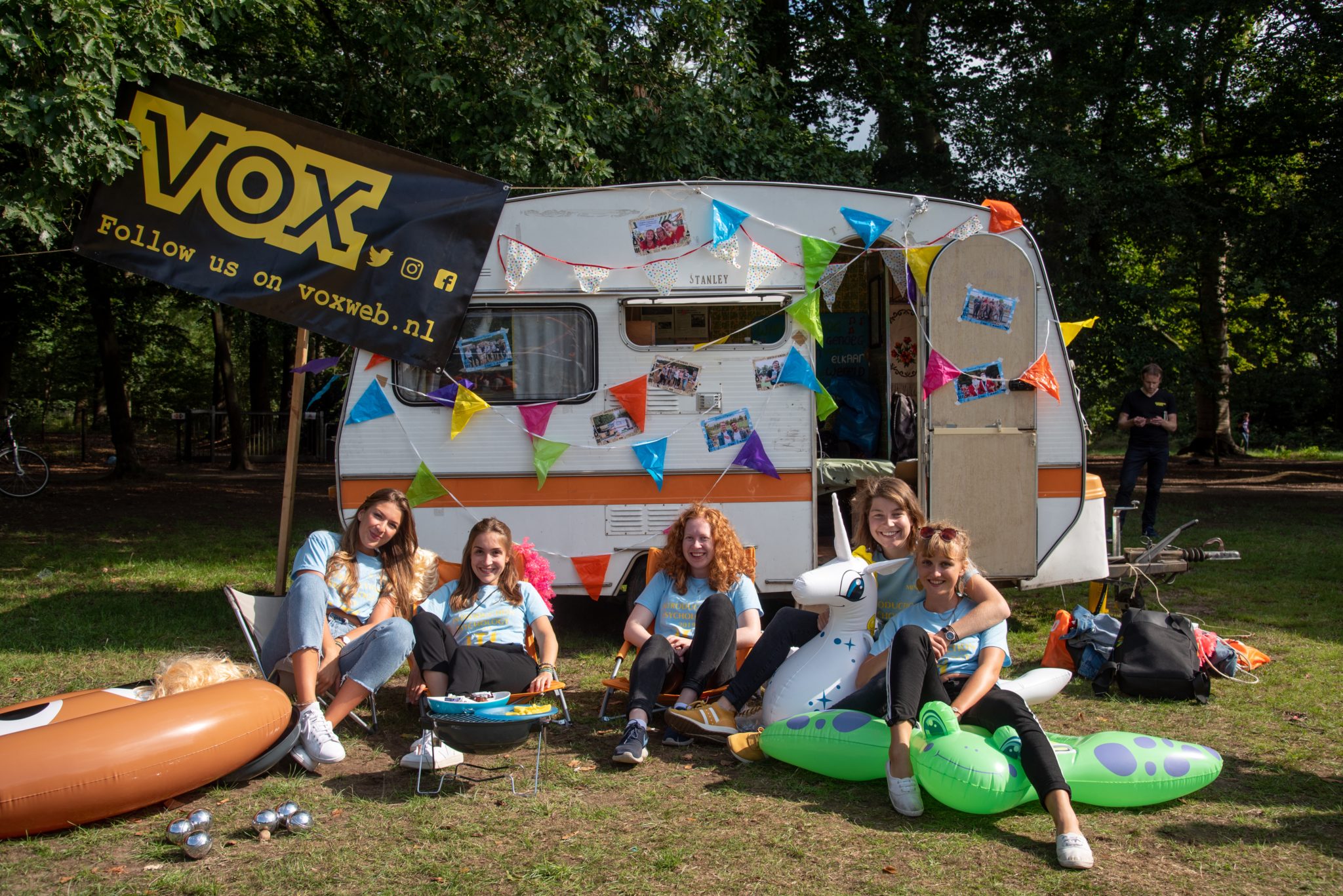 Intro friends (1): Paula, Gwendolyn, Neele, Leonie, and Leonie - Vox ...