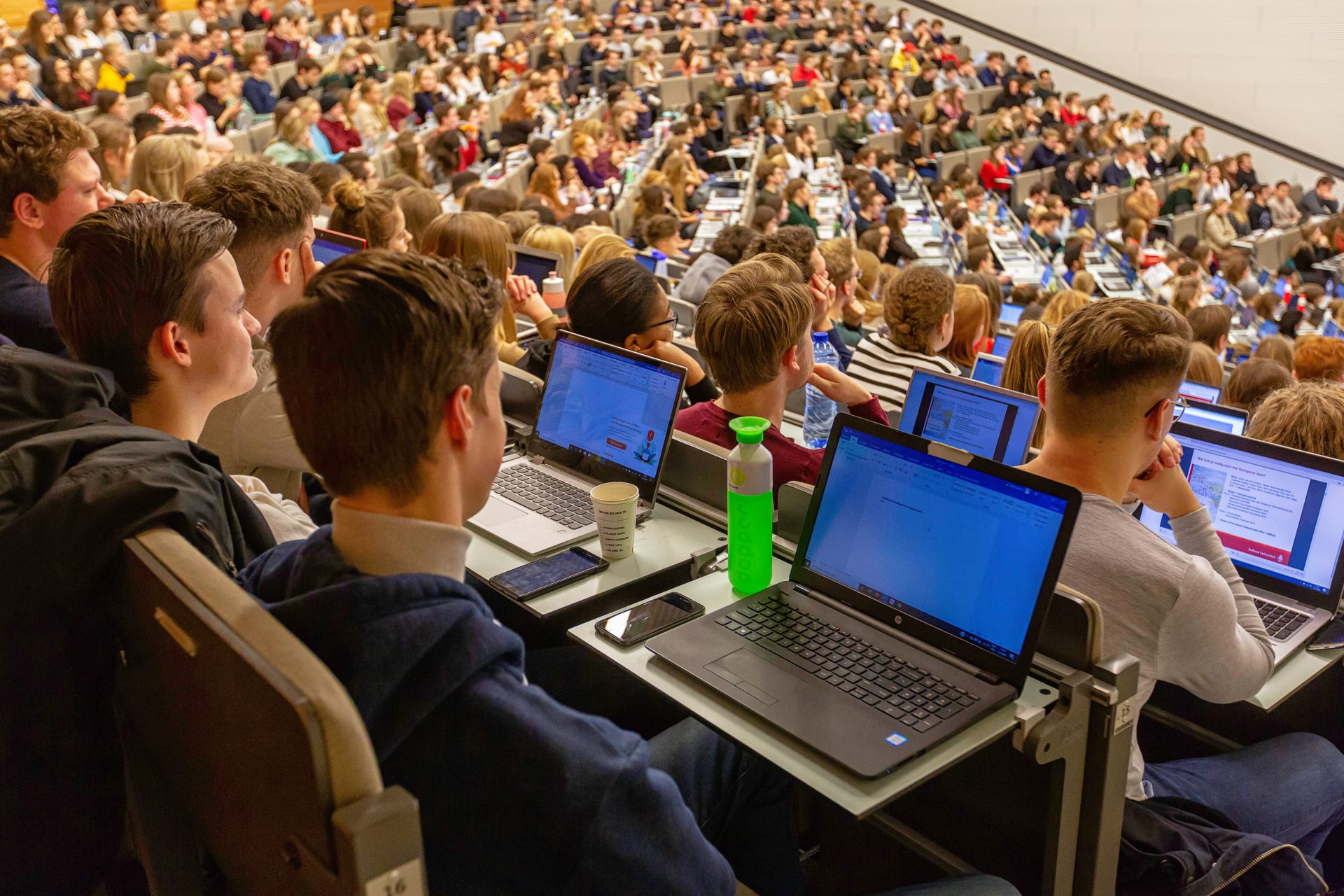 Coronamaatregelen voorbij, uitval studenten omhoog - Vox magazine