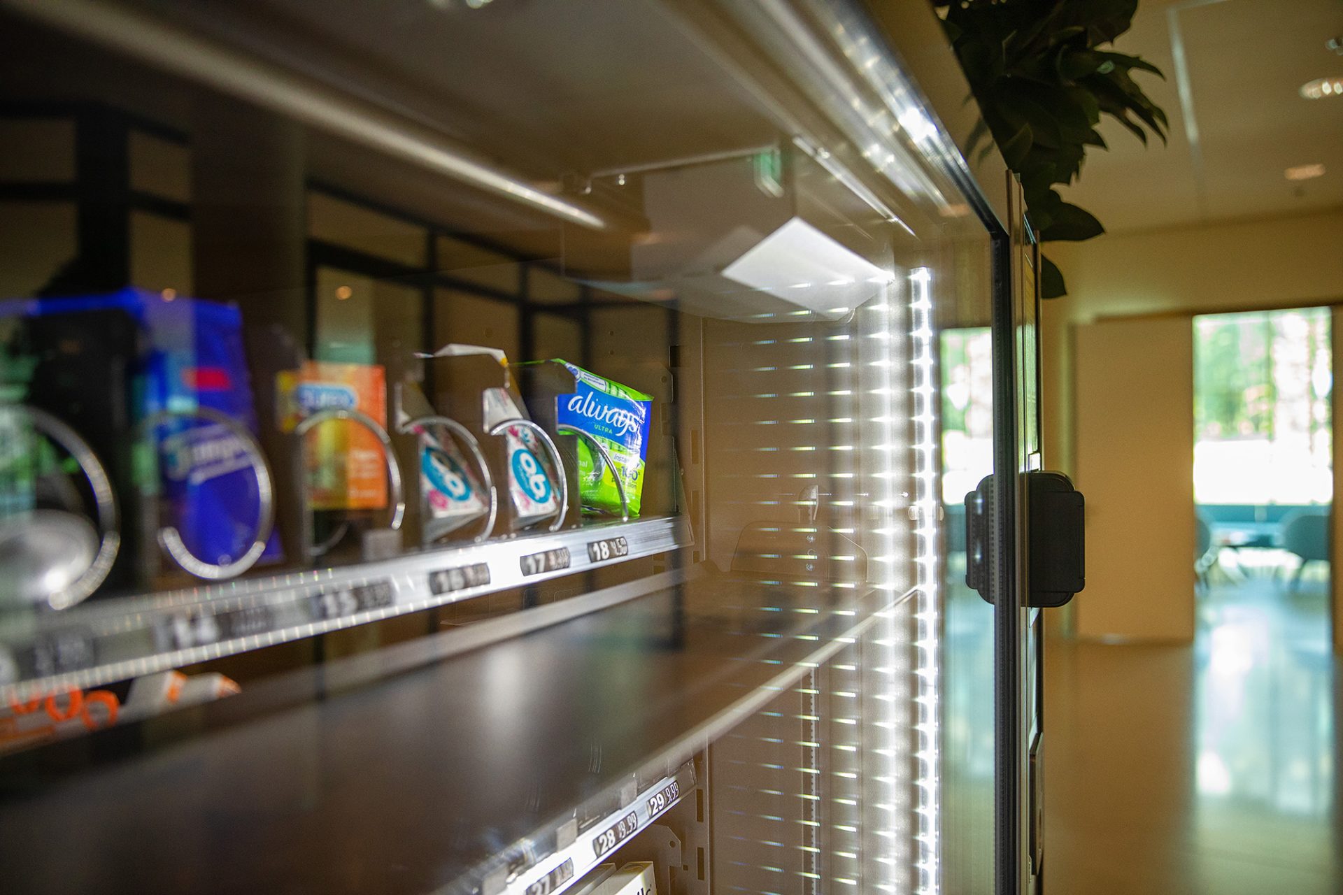 Free tampons from a machine: an initiative by the student council - Vox ...