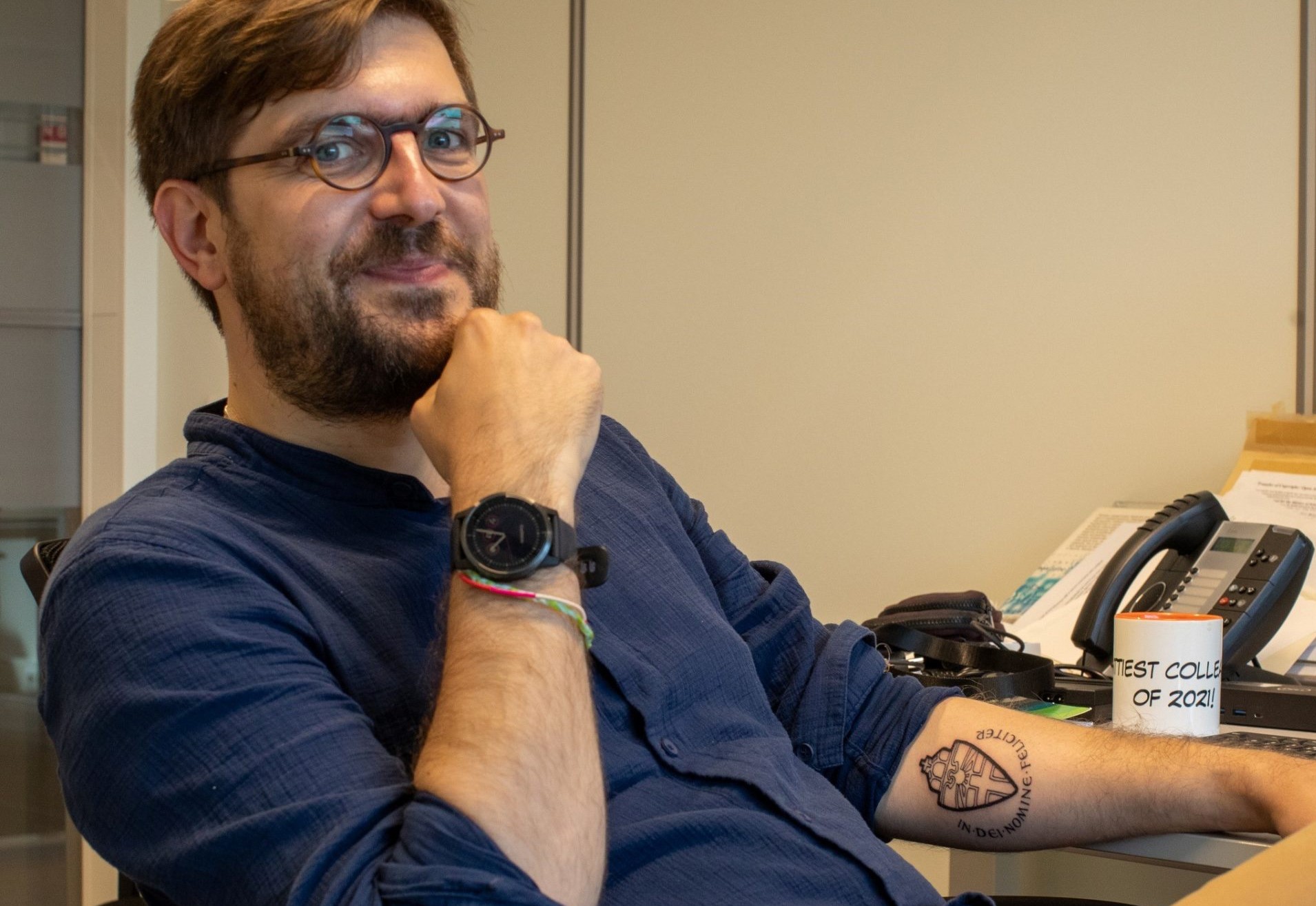 Het verhaal achter de wetenschapper die het Radboudlogo op zijn arm ...