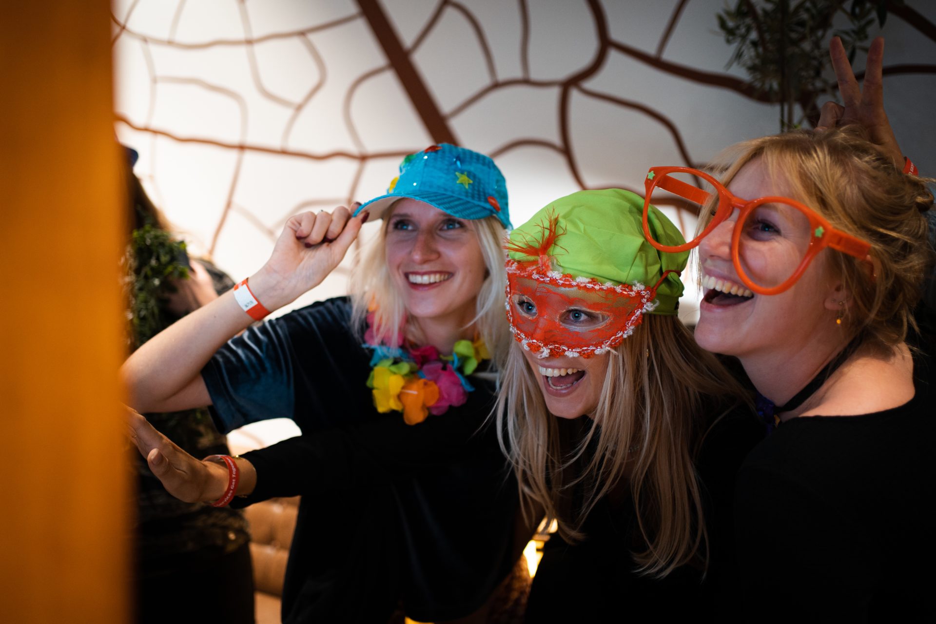 Medewerkers Radboud Services zoeken onderlinge verbinding met een ...