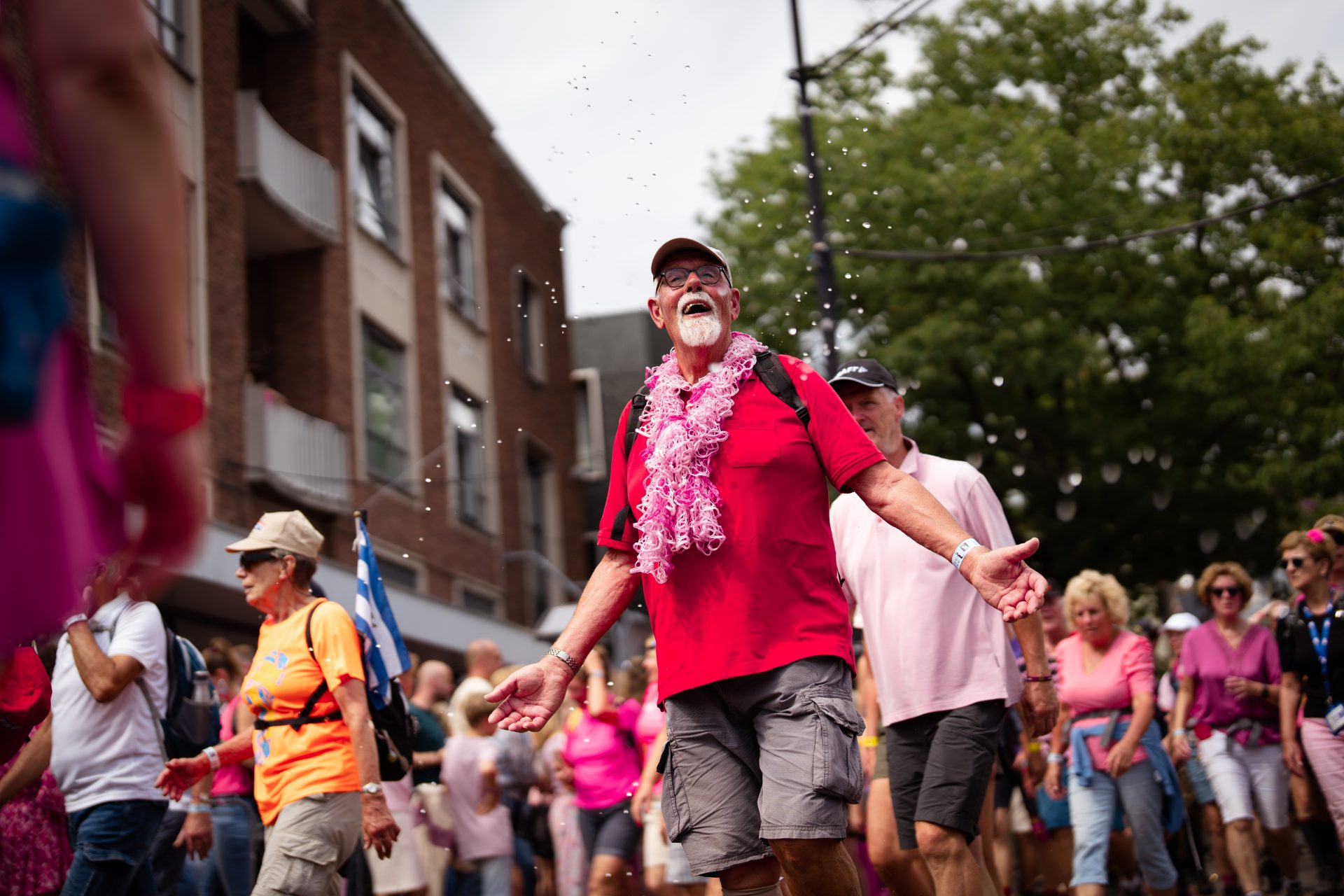 In beeld: Uitputting en vreugde in een binnenstad die roze kleurt - Vox ...