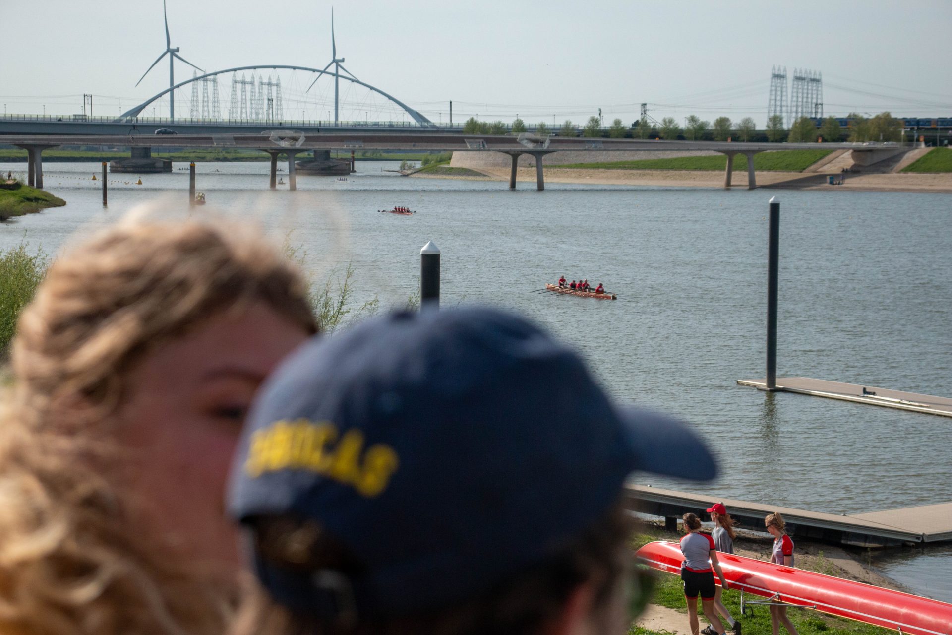 Studenten uit het hele land roeien in Nijmegen een zonnige Traianus ...