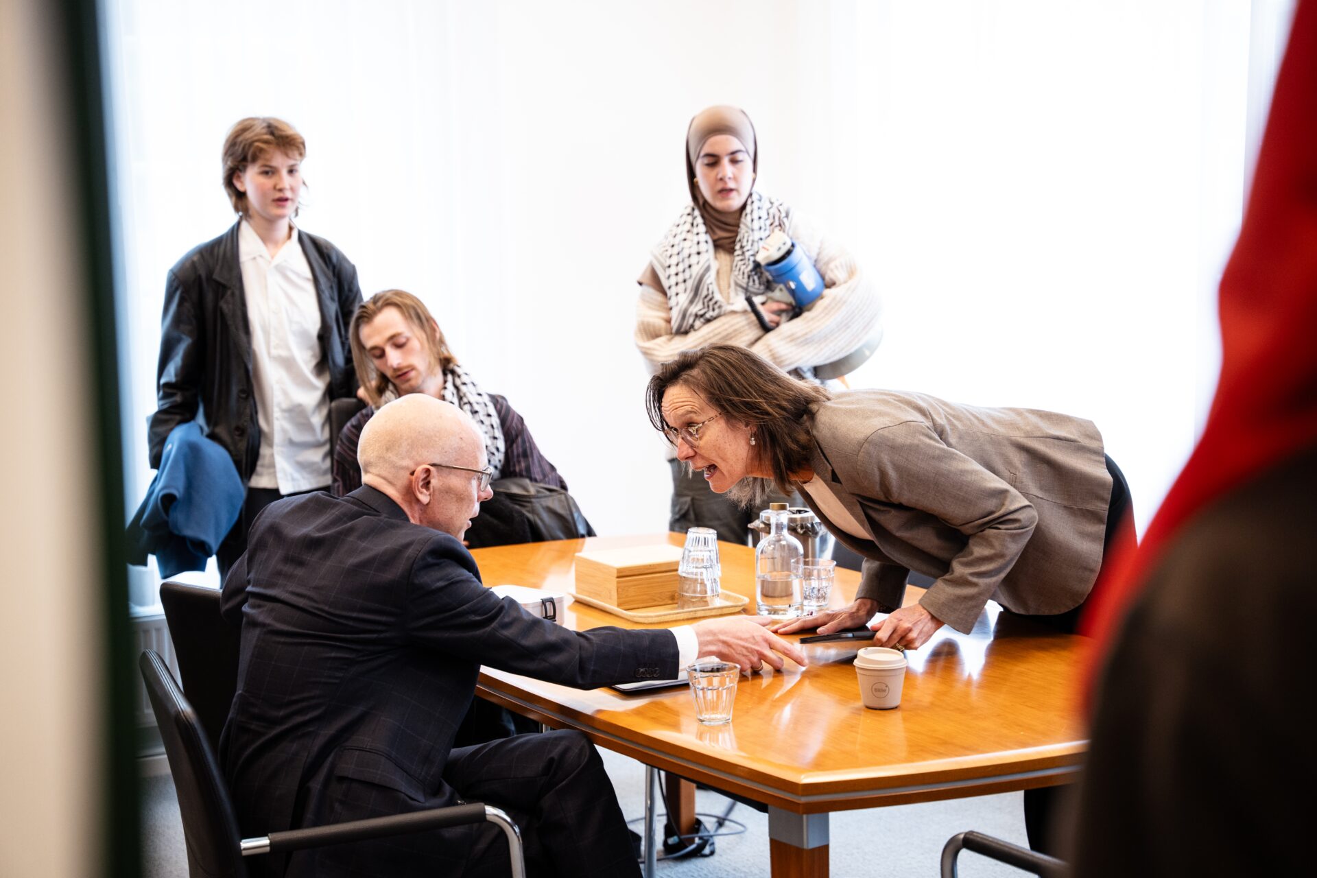 Actievoerders nemen kantoor collegevoorzitter Wigboldus in en eten zijn chocolaatjes op - Vox ...