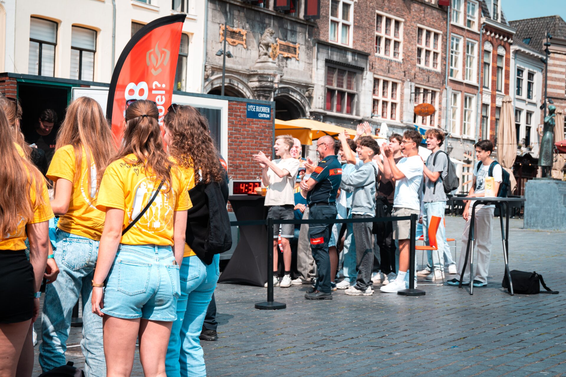 Escape from ‘burning’ student room: fire brigade works to raise ...