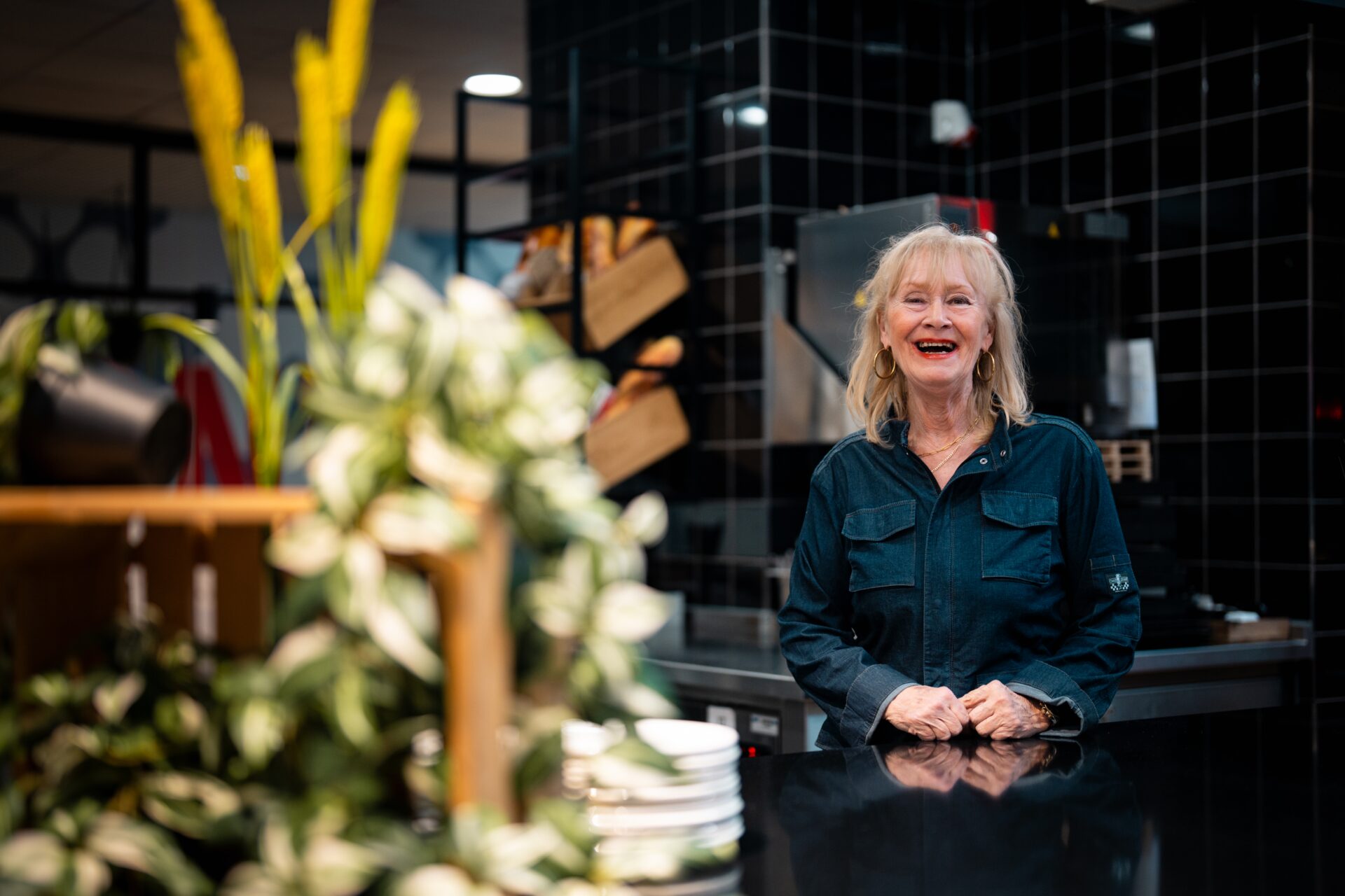 Al meer dan vier decennia maakt Anita van Elferen broodjes in de Refter ...