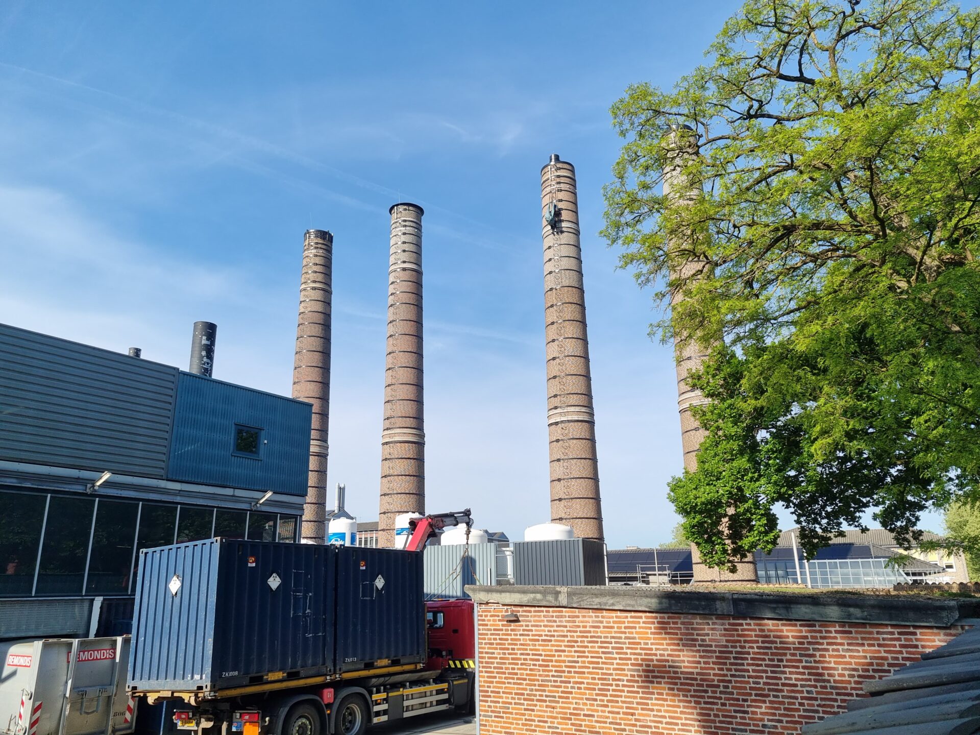 Activist removed by police from Radboudumc boiler house chimney - Vox ...